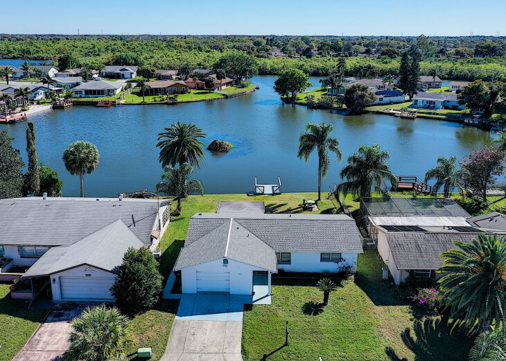 Holiday House Rental: Holiday Cottage on Lake Conley